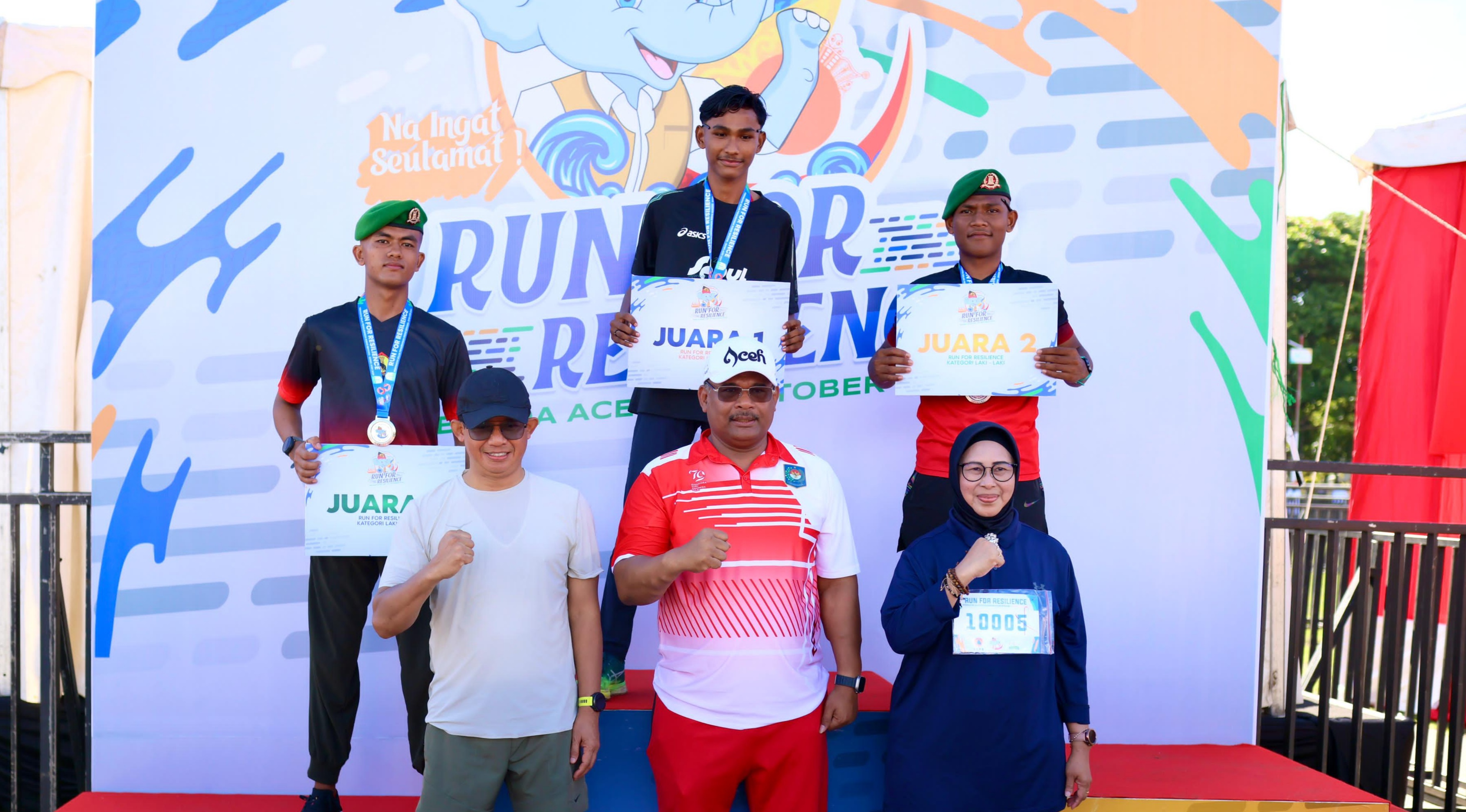 Pj Gubernur Safrizal Kalungkan Medali untuk Juara Run For Resilience ...