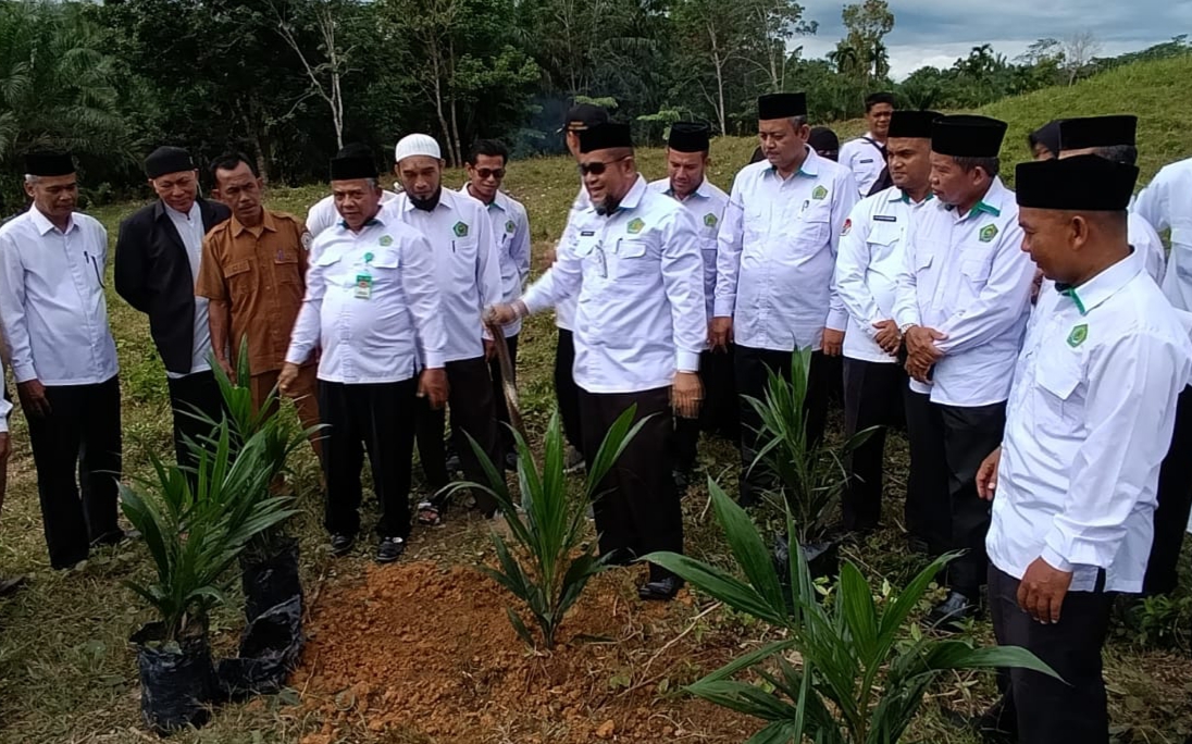 Kemenag Aceh Tamiang Tanam Pohon di Pesatren Ahlul Qur'an, Target 1000 Batang untuk Wakaf Produktif
